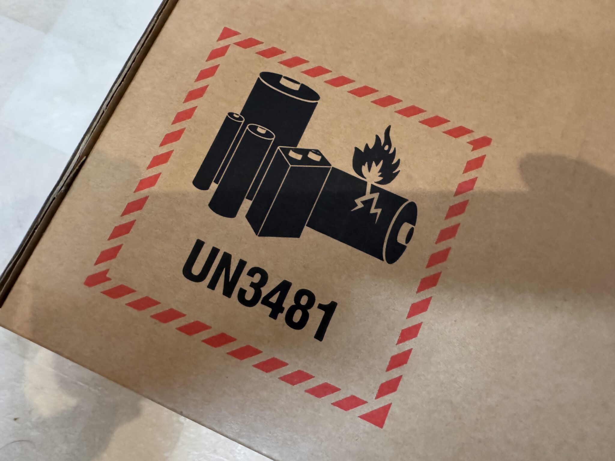 Apple製品の箱にある「UN3481」ラベルの正体。意味と理由をやさしく解説 - Smart Watch Life｜スマートウォッチと ...